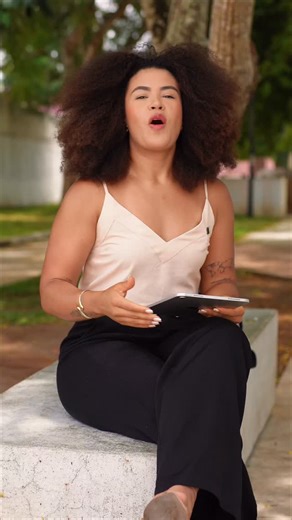 Karol Almeida | Psicologia on Instagram: "O que te faz genuinamente feliz? Sob a lente da ciência, a felicidade não é apenas um sentimento, mas uma construção intencional. Quando vivemos com propósito, damos saúde às nossas funções neurais — que são as conexões entre o nosso cérebro e o nosso comportamento. Como mostram os estudos de Harvard e a visão de Vinícius Kitahara, ser feliz exige prática diária. A felicidade não é o destino final, é o jeito que você escolhe caminhar hoje. 🧠✨ 📸 @floria