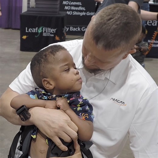 Cześć! Wpadamy z małą dawką słońca i wspomnień prosto z Chicago! 🇺🇸 Mimo że targi Abilities Expo odbyły się jakiś czas temu, nadal wspominamy tę niesamowitą energię. To było coś niesamowitego, widzieć na własne oczy, jak szybko dzieciaki z niepełnosprawnościami łapały bakcyla swobodnego ruchu! 🚀 Obserwowaliśmy, jak wiele rodzin z całej Ameryki mogło po raz pierwszy zobaczyć, ile frajdy daje możliwość samodzielnego stania, podskoków czy po prostu zabawy w odciążeniu. Dla nas, jako zespołu, naj