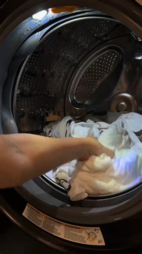 Torre Lavado-Secado LG Inverter Smart WK25BS6E (Negro) – 25 kg • Motor Inverter Direct Drive con AI DD™: ajusta fuerza según tejido, menos ruido y vibración • TurboWash 360°: limpieza rápida en 39 min. • Sensor Dry: secado óptimo sin sobrecalentar la ropa • Conectividad SmartThinQ®: controla y monitorea desde el móvil • Programas clave: Higiene Hospital, Rápido 30 min y Mix Carga • Eficiencia A–30 %: ahorra agua y energía • Dimensiones: 190 × 68 × 78 cm; peso 110 kg • Garantía: 2 años equipo, 10