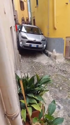 Driving in Italy is an experience 🇮🇹 Winding roads, breathtaking views… and streets narrower than your suitcase. This poor car didn’t stand a chance! From Amalfi to Sicily, these medieval alleys were made for donkeys — not SUVs. Been there? Got stuck too? Comment below if you’ve ever faced a driving nightmare in Italy or tag someone who would panic in this situation! | Italy.views