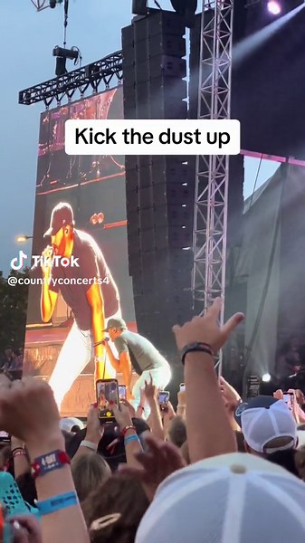 Luke Bryan!!!@LukeBryan #concert #foryoupage #music #country #windycitysmokeout #countrymusic #unitedcenter #lukebryan