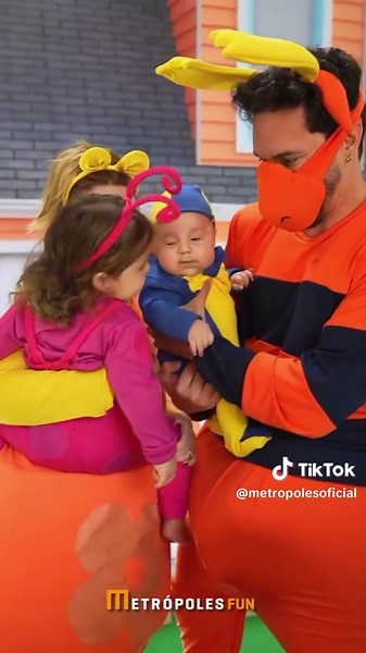 🎶 Seus amiguinhos os #Backyardigans! Seguindo a tradição, #ViihTube e #Eliezer realizaram mais um #mesversário temático para o pequeno Ravi, que acabou de completar três meses. Vestidos como os personagens do desenho Backyardigans, os influenciadores encantaram os seguidores com o tema da #festinha. Até a filha mais velha do casal, Lua, entrou na brincadeira. 🎂🎉 #EntretêNews