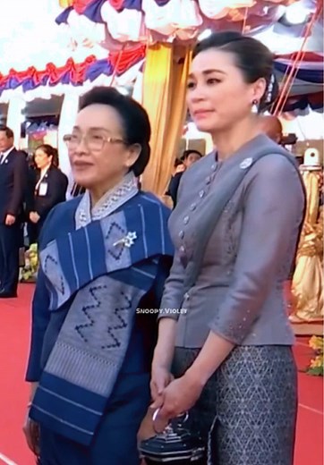 ในขณะทรงทอดพระเนตรวีดิทัศน์ ความน่ารักของพระราชินี 💜 ทรงขยับให้คุณนาลี สีสุลิด เพื่อให้เห็นวิดีทัศน์ชัดเจนขึ้น #พระราชินีสุทิดา #บึงกาฬ #ทรงพระเจริญ #ไทยลาว🇹🇭🇱🇦