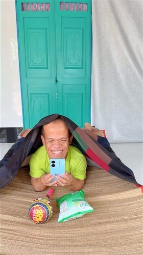 Use your Cell Phone without being Caught 📱🍭