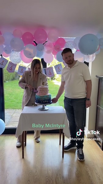 When ur niece uses a turntable to reveal the gender! #Genderreveal #greatsuntietobe #hayleybopscakes #genius