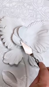 16K views · 268 reactions | Pronto estaré subiendo el Tutorial de 10 minutos sobre cómo hacer este trabajo paso a paso (el enlace estará en mi perfil ) Sculpture painting with joint compound ✅ #art #sculpture #sculpturepainting #basrelief #belldelavega #plasterart #gypsumart #jointcompoundart #drywallcompoundart #drywallart #artistsoninstagram | Bell de la Vega. | Facebook