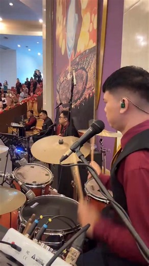 Reynold Otniel Paulus on Instagram: "Merry Christmas 🎉🎄 Music Team : @reynold_paulus @seanpebakirang @ralphyvalentino @jhoseandreas"