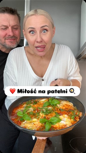Magdalena Kutnik on Instagram: "Miłość na patelni 🍳❤️ Szakszuka idealna na śniadanie we dwoje, dla bliskich i na wyjątkowe poranki ✨🫶🤸 🛒 Lista zakupów • 🥚 6 jaj • 🫒 1 łyżka oliwy • 🧈 1 łyżka masła • 🥓 100 g boczku • 🧅 1 średnia cebula • 🧄 3 ząbki czosnku • 🫑 1 papryka • 🍅 1 puszka pomidorów • 🌶️ chili (opcjonalnie) • 🧂 sól • ⚫ pieprz • 🌶️ papryka słodka • 🔥 papryka ostra • 🧀 tarty ser (najlepiej cheddar) • 🌿 szczypiorek lub bazylia do dekoracji 👩‍🍳 Sposób wykonania 1. Na pate