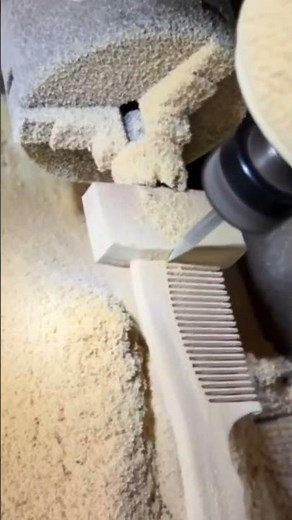 The following is the process of making a comb made of wood using a special machine.