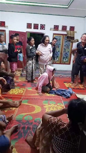 Mamak baru pulang dari Hospital. Jadi aturannya mamak memang belum bisa pulang. Biar gak dropp, dan takut kenapa napa. Selama di hospital dan di perjalanan, mamak gak dikasi tau apa yg terjadi. Padahal mamak udah nanya terusan kenapa kok tiba2 kita pulang katanya 🥺. Dan sampai dirumah inilah yg dilihat mamak bapakku. Terkejut, terpukul bak dunia serasa runtuh dgn apa yg dilihat di depan mata. Molo bapakku, ittor boru nai do dihaol di umma i🥺😥 Tangis ni opung i Gresii.. | Efril Grace Siringo