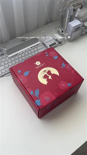 yena ☻ on Instagram: "valentine's day themed snack unboxing 💗 valentine's day came early with sakuraco's february snack box 🍡 my favourite from this month's selection is the matcha senbei!! but it's so hard to choose because they're all so good 😖💗 link is on my profile! $5 off code: YENXSTUDY thank you @wearesakuraco 🌸 #japanesefood #desksetup #japan #deskorganization #deskgram"