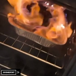 Current scenes in the Arsenal changing room... 👀 🔥 "THIS IS FINE. EVERYTHING IS FINE." 🔥 | GiveMeSport