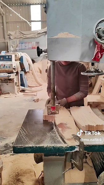 Proses pembuatan furnitur kayu dan pemotongan produk kayu #kerjakeras #kerajinantangan #buatantangan #pengerjaankayu #komunitaspengerjaankayu #melakukanpengerjaankayu #proyekpengerjaankayu #pengerjaankayuhalu s#suaraasmrs #memuaskan #pekerja #berbahaya #gulungan #gulunganinstagram #potongankayu #keterampilanpengerjaankayu #tipspengerjaankayu #pengerjaankayuuntuksemua #Proyekpertukangankayu