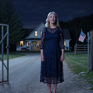 “At my son’s wedding, my new daughter-in-law grabbed the microphone and said, ‘As your new wife, I’m graciously allowing your mother to live in my old apartment.’” The hall clapped on cue. I stood there with a champagne flute in my hand, realizing I’d just been turned into a prop in Harper’s perfect little speech. My name is Eleanor Davis. I’m 64, a widow, and I live alone on a small farmhouse off a county road just outside an American city. I bought it after thirty years of overtime and second 