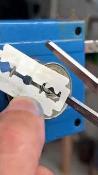Razor Blade Trick Removes Broken Key from Lock#locksmithhack #tooltrick #smartsolution #workshophack