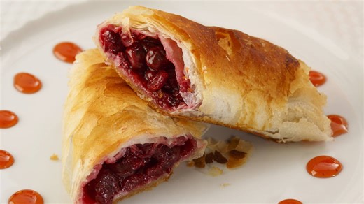 Pofonegyszerű meggyes rétes: kész tésztából is tökéletes