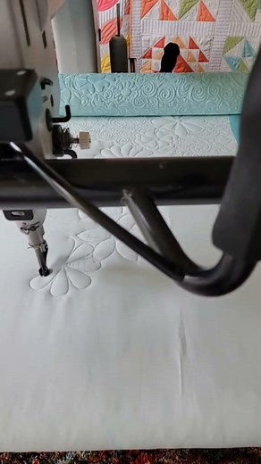 quilting a flower with the Statler Stitcher #nataliabonner #quilting