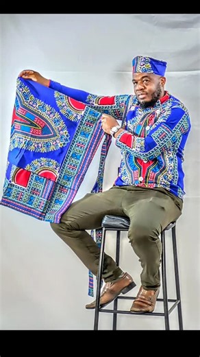 A dólmã é o uniforme tradicional de chefs de cozinha e profissionais da gastronomia, mas sua importância vai muito além da estética, atuando como um símbolo de profissionalismo, respeito e, principalmente, segurança e higiene. Imagine o destaque que terá usando uma Dólmã, avental e Quipá personalizada com a sua identidade? Certamente sua auto estima será elevada e a sensação hierárquica que você sentirá será sem tamanho! Passarei em sua TIME LINE um modelo de uma de várias dolmas que foram Criad