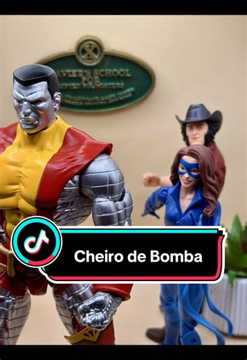 💣 Cheiro de Bomba Kitty “Panquequinha” conversa com Psylocke e Rachel Summers sobre seu tipo ideal: — Eu gosto de homem que cheira a bomba… As duas se entreolham, confusas. Nesse exato momento, Colossus passa ao fundo, todo imponente. Kitty trava. O olhar acompanha. Ela tenta disfarçar… mas não consegue parar de olhar. Psylocke sussurra: — Tá sentindo o cheiro? Rachel ri baixo. Kitty suspira. 💥😅 Ib: @Globoplay @Arcade_Figure @Arcade_Figure #KittyPryde #Colossus #XMen