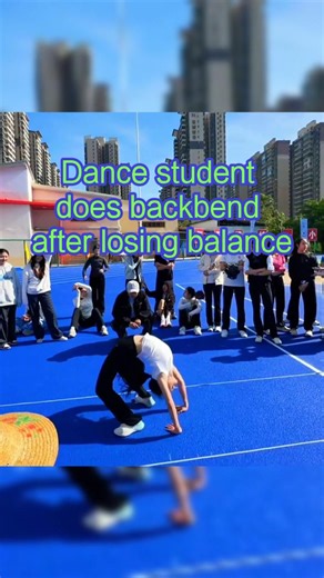 After an impressive standing long jump, a dance student in China's Guangxi loses balance and is forced into a graceful backbend. #backbend #DanceStudent #China | China Xinhua News