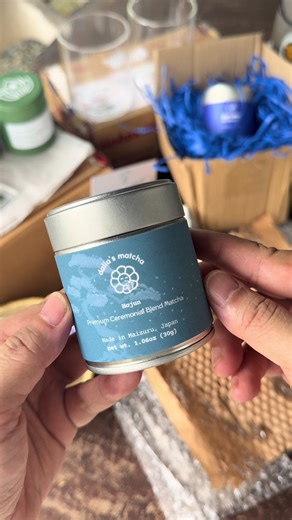 New week, new tin! ✨ Opening up Dalia’s Matcha newest blend HOJUN — a trio of Asahi • Uji Hikari • Samidori cultivars Flavor notes say seaweed, nutty, umami, buttery, with a hint of saltiness 👀💚 Can’t wait to whisk this one up and see how it tastes! 🍵 #MatchaLover #FYP #MatchaTok #localbrand