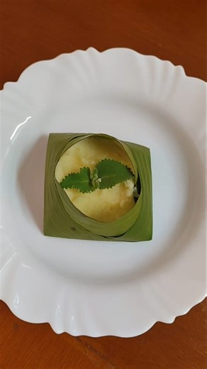 Daniela Antunes Donadelli - Artesã on Instagram: "Dê um bye-bye aos potes sem graça e olá para o luxo tropical! Sabe aquele purê de todo ano ou a salada de frutas da ceia? Neste Réveillon, eles ganharam um upgrade digno de resort cinco estrelas! Transformei simples folhas de bananeira em suportes elegantes para a mesa. É sustentável, é chique, é a cara do Brasil e ainda economiza na louça! Quem disse que para decorar precisa gastar uma fortuna em cerâmica? 💸 Aperte o play para ver como dobrar e