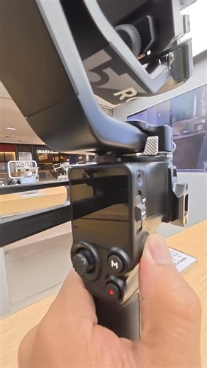 DJI RS 5 🔥 Specs: ✅ Enhanced Intelligent Tracking Module and Compoition ✅ Electronic Briefcas handle With Gimbal and camera control ✅ Fine Tuning Knobs and Teflon ✅ New Z-Axis Indicator | DJI Authorized Online Store - SM Aura Premier