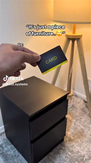 📦 Két klasszikus fiók biztosít helyet a mindennapi tárgyaknak. 🪔 A felső felület ideális lámpának, könyveknek vagy dekorációnak. ⚖️ A praktikusság és a biztonság tökéletes kombinációja. 👉 https://scroll-zone.com/hu/termek/rejtett-rekeszu-fiok/ | Scroll Zone Store