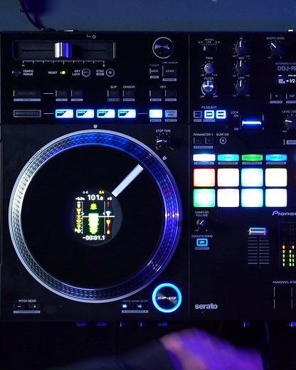 Catch 2021 DMC World Champion @JFB in this 5 part mini tutorial where he get 60 seconds to breakdown the key scratching techniques on the DDJ-REV7 controller. In part one JFB cover the baby scratch as a fundamental. Look out for episode 2 same time next week! #PioneerDJ #PioneerDJPh | AlphaTheta/𝐏𝐢𝐨𝐧𝐞𝐞𝐫 𝐃𝐉 - 𝐏𝐡𝐢𝐥𝐢𝐩𝐩𝐢𝐧𝐞𝐬