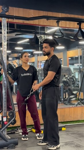 Shubham Sharma on Instagram: "Trainer v/s Selfworkout🤝🫡🤯 #trendingreels #training #trainer #husbandandwife #fitnesscouple #fitnesschallenge #reels #gymreels #gymreel #réel #trainerv/sselfworkout"