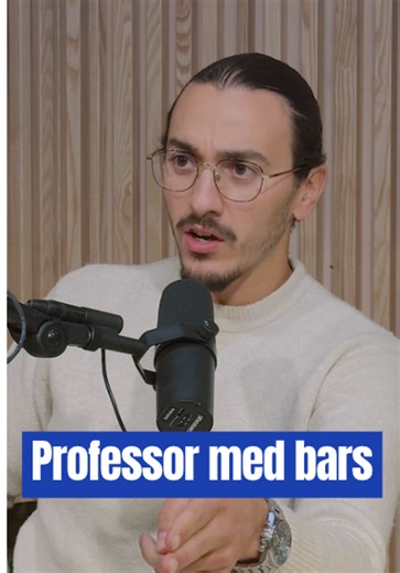 Fra scenen til forelesningssalen🔥 Rapper. Produsent. Professor i sosiologi😎 I dag er han en av Norges tydeligste stemmer om klasse, ulikhet og makt. Hvem tror du ukas gjest er?👀 Skriv i kommentarfeltet under👇 📸 @shotsbydaimin 🔊 @bil.b_01 #Podcast #Rap #NorskRap #Sosiologi #Gruppechatten