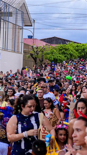 Prefeitura de Maranguape on Instagram: "A Major Agostinho virou palco de muita fofura, alegria e diversão! 🥳🎉 O Arrasa Kids tomou conta da nossa rua mais famosa e reuniu a criançada, mamães e papais num bloquinho cheio de sorrisos, cores e energia boa 💛👧🧒 Teve música, teve fantasia, teve família curtindo junto… teve carnaval do jeitinho que a gente ama! 💃🕺 Quem veio, viveu. Quem não veio, já tá se programando pro próximo! 😍 Conta aqui nos comentários: qual foi o momento mais lindo do Arr