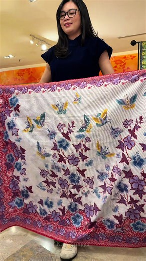 Not everything is meant to be understood by everyone. Refinement belongs to those who notice the details, the texture, the balance, the restraint. Elegance is not declared. It is recognized. For those who know. Kara Tungga Peranakan Heritage Find us at: 📍Alun Alun Indonesia – Grand Indonesia 📍Sarinah Jakarta (Lt. 1) 🌍 Worldwide Shipping 📲 Link WhatsApp in bio for private consultation #PeranakanHeritage #BatikTulisPeranakan #BatikIndonesia #QuietLuxury #CraftedWithIntention