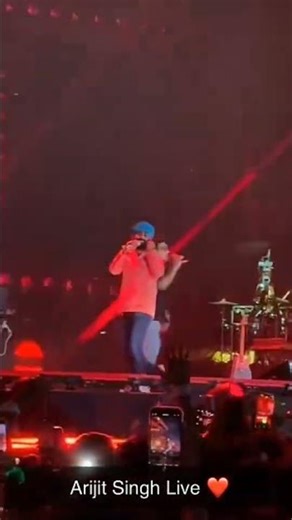 Arijit Singh dancing&singingin Firstclasssong#arijitsingh#arijitsinghlive#firstclass#kalank#concert