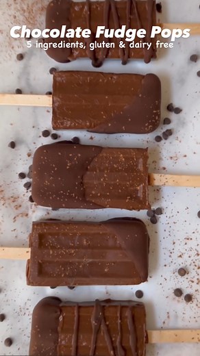 5 ingredient chocolate fudge popsicles. Who wants one?!😍 Our friend The Bigley Basics made these fudgy chocolate pops with our #dairyfree chocolate chips🤍 Full recipe > https://bit.ly/3aFj6Kk . ✔️gluten free ✔️dairy free ✔️vegan friendly . Ingredients🍫 •dairy free yogurt •cocoa powder •pure maple syrup (or raw honey) •pure vanilla extract •salt • Enjoy Life Foods dairy free Mini Chocolate Chips Who is giving these a try? They’re the perfect 😎 summer treat! | Enjoy Life Foods
