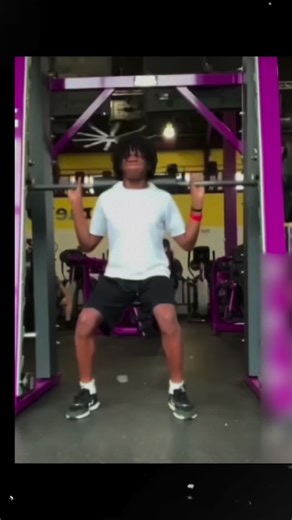 Pernah lihat orang gagal squat di smith machine? Safety stopper adalah palang yang bisa diatur posisinya di sepanjang rel untuk menghentikan jatuhnya barbel. Safety stopper bisa kamu letakkan sedikit di bawah titik terendah gerakan squat kamu. #gymtips #gymhack #smithmachine | Juki Muawam