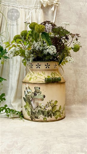 I’m thrilled to introduce my small project: an upcycled flower bucket / pot, adorned with the new middy transfer and mould from the “Froggy Meadow Greens” collection by Re·design with Prima. 🐸💚 This lovely pot has been meticulously hand-painted with “Vintage Tea” and stenciled with “Lavish Lime” by Vintage Paint chalk paint, capturing the essence of summer and radiating a joyful vibe. 😊💚Redesign products used: • New Decor Moulds “Froggy Meadow Greens” - 669560 • Decor Wax “Eternal” - 633462 