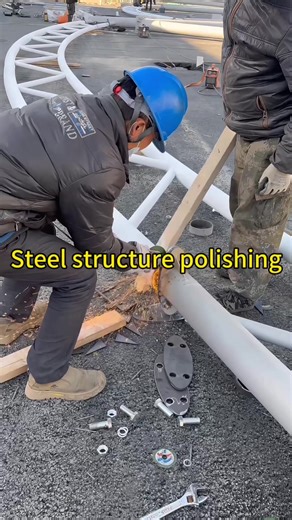 Cutting and grinding💥 allows for better splicing and welding of the steel frame. Follow me✅ to see the upcoming hoisting and membrane tensioning scenes.😀😀😀#steelstructure #basketballcourt #construction #sports #membranestructure