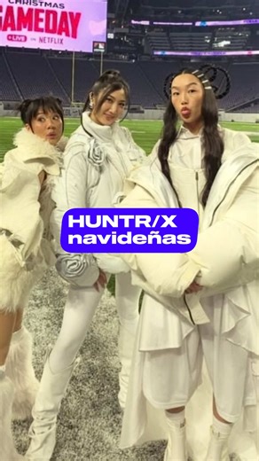 EJAE, Audrey Nuna y Rei Ami (las voces detrás del grupo ficticio HUNTR/X de 'K-pop Demon Hunters') interpretan una versión de 'The 12 Days of Christmas' durante el halftime show navideño de la NFL 2025, como parte del espectáculo 'Snoop’s Holiday Halftime Party'. La NFL es la liga profesional de fútbol americano más importante de Estados Unidos. #huntrix #kpopdemonhunters #kpop #pop #navidad