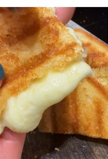 Create delicious toasted sandwiches in just a few minutes in the microwave