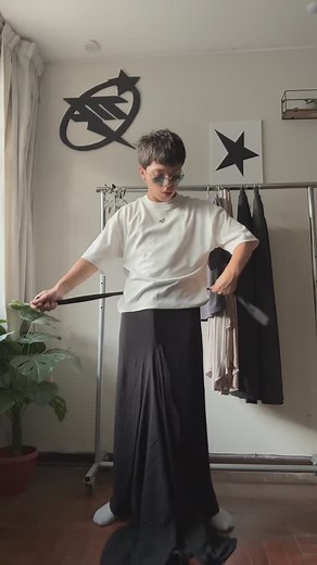 ᴍᴀʟᴀᴋᴏɪ on Instagram: "PANTALÓN EVOLVENTE by #malakoi Ahora disponible Tallas: S-M y L-XL Envíos a todo el Perú 🇵🇪 . . . . . . . . . . . . . . . . #emprendimiento #peru #lima #ropa #estilo #alternativo #ropaaesthetic #fashion #marcaindependiente #estilo #moda #pantalones #pantalonevolvente"