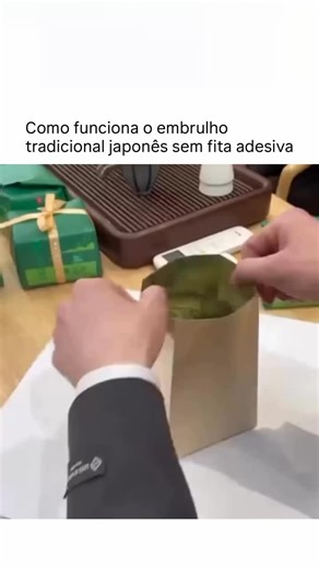 Fatos Interessantes on Instagram: "As técnicas tradicionais japonesas de embrulho de presentes frequentemente se baseiam em dobras precisas, fricção e simetria, em vez de fita adesiva ou cola. O que você está vendo é uma forma de origata ou tsutsumi — métodos enraizados na cultura japonesa, onde a apresentação é tão importante quanto o próprio presente. Essas técnicas enfatizam o respeito e a atenção aos detalhes, criando embalagens elegantes e seguras usando apenas papel e mãos habilidosas. Ess