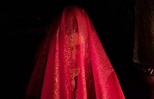 लाल साड़ी- काला चश्मा पहन बुलेट पर आई दुल्हन, गांव वालों को लगा शूटिंग चल रही