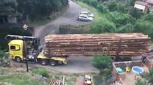 看得我超緊張😂😂😂(#Y一編) 影片來源：爆料公社 #貨車 --------------- ★《必PO APP》搶先快下載，所有好看、新奇一次報你知！ https://goo.gl/vSV1PY ★ 贈票／30歲的妳想功成名就步入禮堂？或到世界各地闖一闖？ 周秀娜、鄭欣宜《29 1》找到自己的定位 https://goo.gl/jFShB4 | 快點TV