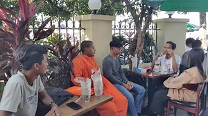 Go to our You Tube https://youtu.be/a0tDJFqf5CQ --------------------------------- In this video I go over some basic conversation to have with my friends from Effortless English with Rithy's group at a coffee shop. It is made for people who know next to nothing about speaking English. Some of the Tips: 1. Speak slowly 2. Don't worry about making mistakes. 3. Your accent is fine. 4. Don't worry about grammar as much as you do pronunciation, grammar takes time and practice. -----------------------