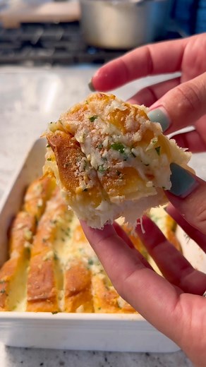 cheesy garlic bread using Hawaiian rolls #easyrecipe #simplerecipe #garlicbread #hawaiianrolls #sliders #quickrecipes | Feed Annna