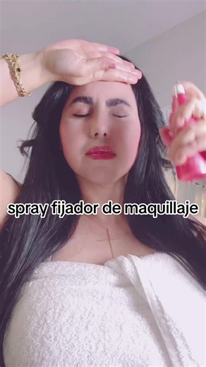 Un spray fijador de maquillaje waterproof, diseñado para sellar el maquillaje, prolongar su duración y dejar la piel fresca sin sensación pesada. ⸻ ❌ ¿QUÉ PROBLEMAS AYUDA A RESOLVER? ❌ Maquillaje que se corre ❌ Base que se derrite con el calor ❌ Brillo excesivo ❌ Maquillaje que no dura ❌ Transferencia en la mascarilla ❌ Sudor o humedad ⸻ ✨ ¿PARA QUÉ SIRVE? ✅ Fija el maquillaje por horas ✅ Es resistente al agua y al sudor ✅ Evita que la base se mueva ✅ Controla el brillo ✅ Deja acabado natural ✅ 
