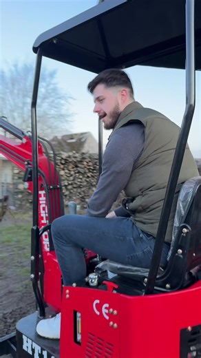 Le nouvel achat de @Tautor : une mini pelle!