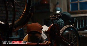 دانلود استوک فوتیج : تعمیر دوچرخه Two Men Repairing A Bicycle – تایم کد