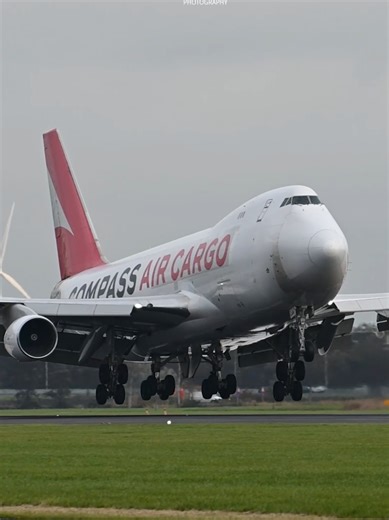 🇧🇬✈️ Compass Cargo B747 landing 18R AMS 🛬 □ □ Full plane spotting content on YouTube 🎥👇 Follow for more ✈️ □ □ #compassaircargo #b747 #schiphol #planespotting #aviation